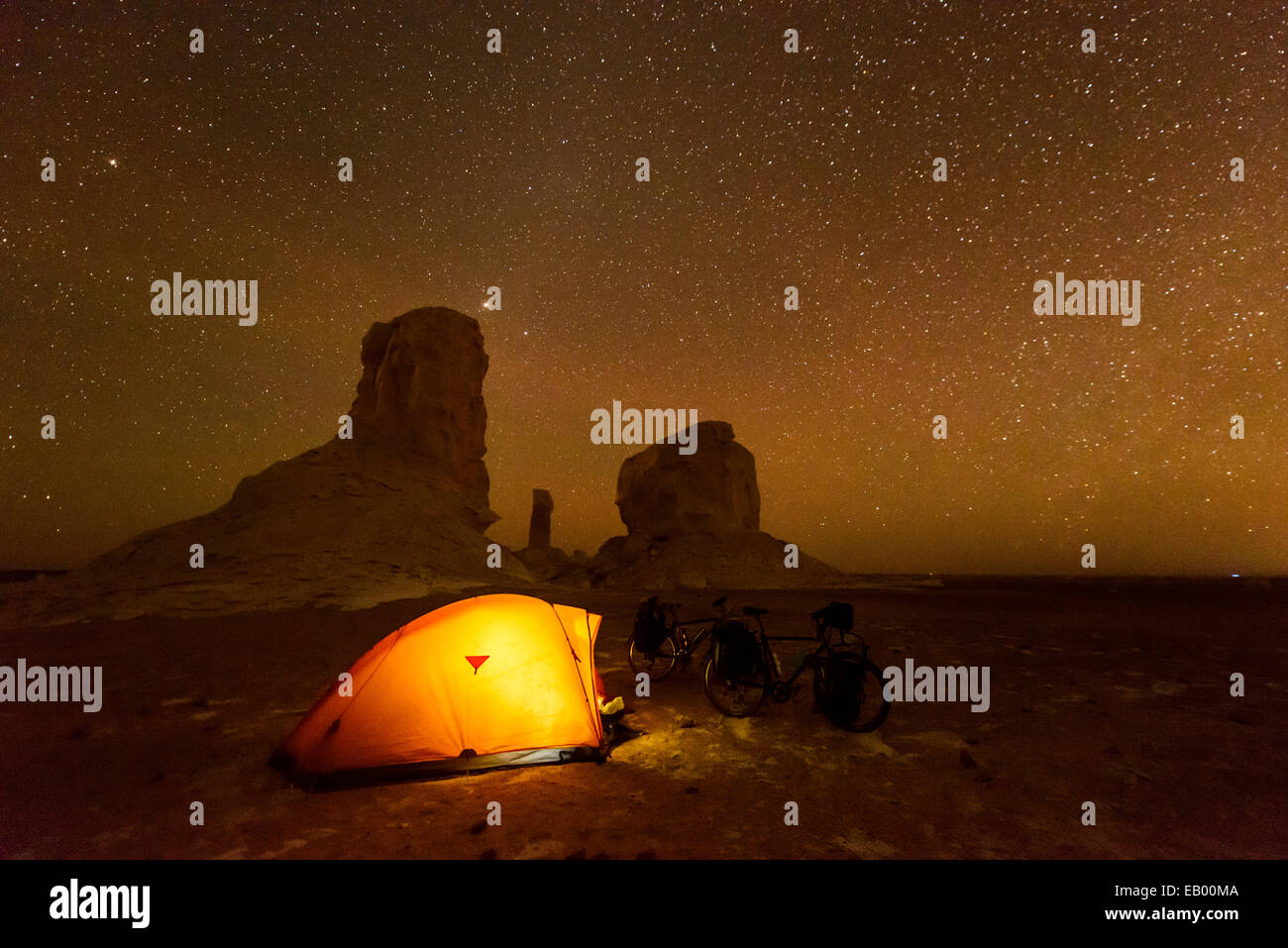 White desert egypt camping hi-res stock photography and images - Alamy