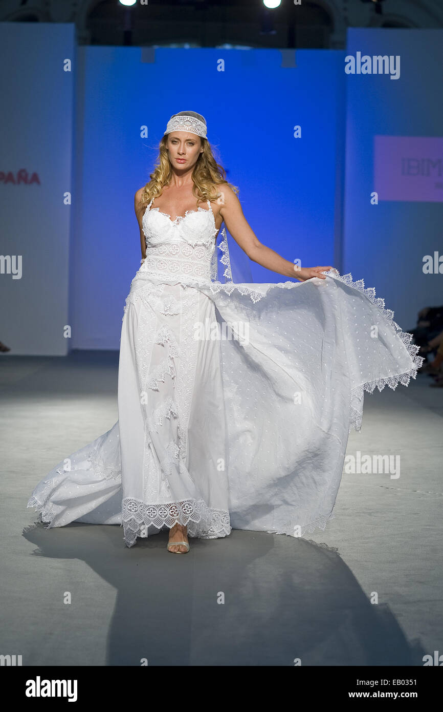 Spanish model Elisabeth Reyes in 'Costura Espana' Fashion Show ...