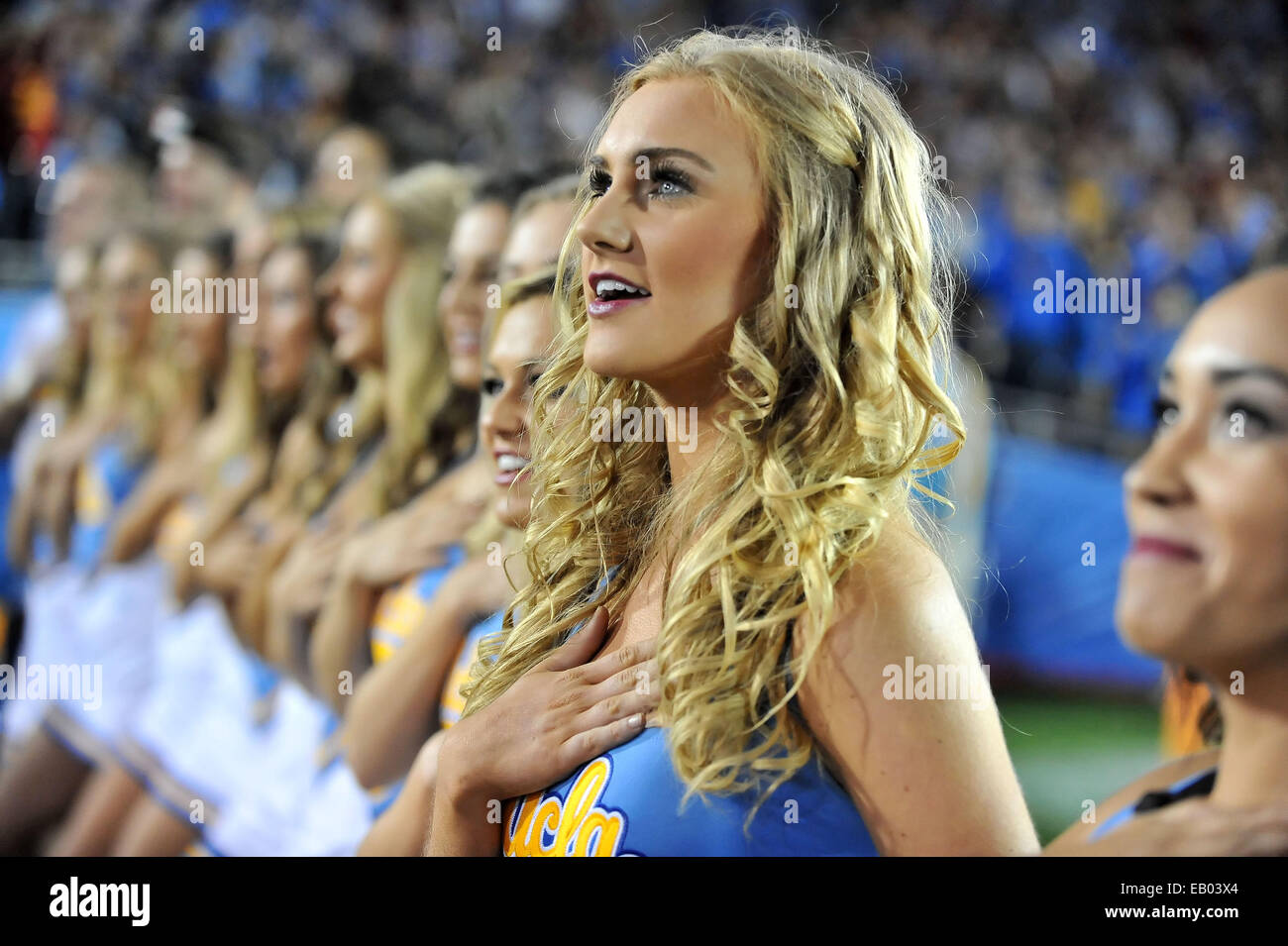 Ucla cheerleaders hi-res stock photography and images - Alamy