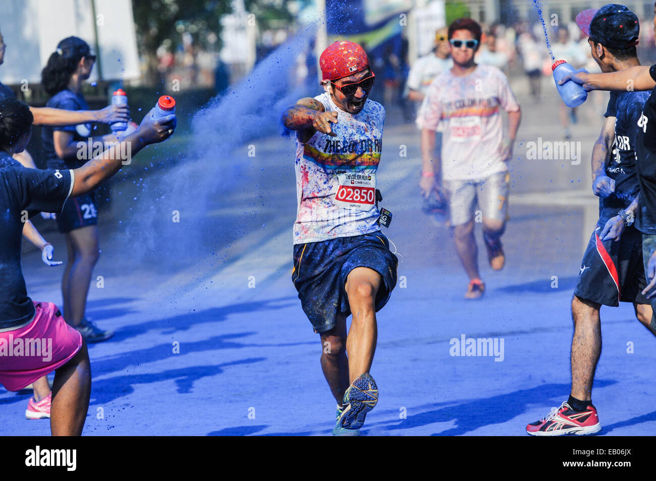 Jakarta, Indonesia. 23rd Nov, 2014. A runner is sprinkled by color ...