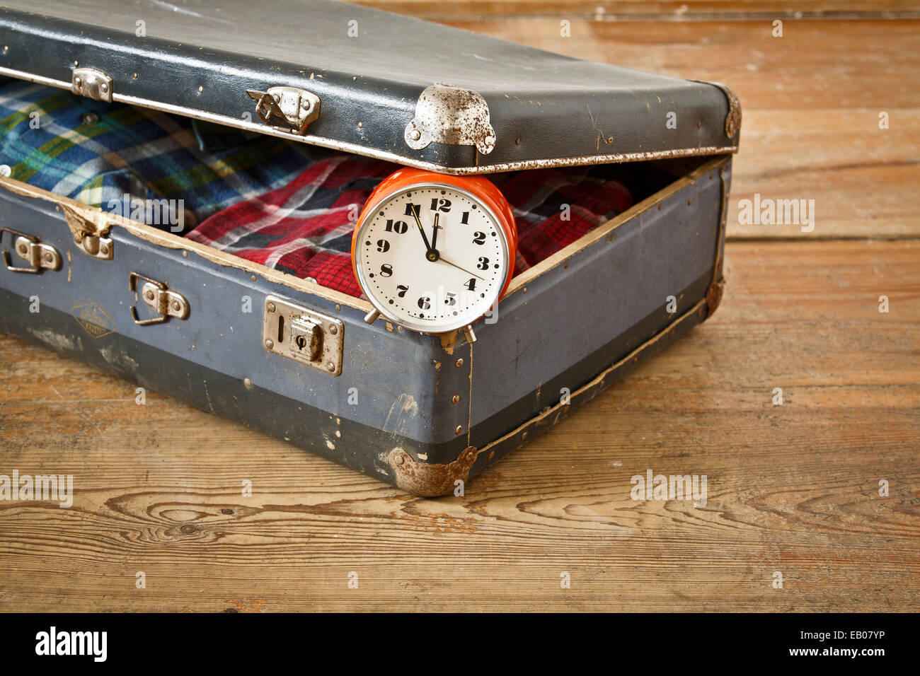 Wood suitcase hi-res stock photography and images - Alamy