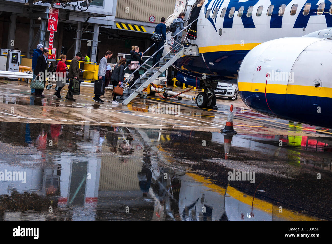Gatwick airport weather hi-res stock photography and images - Alamy
