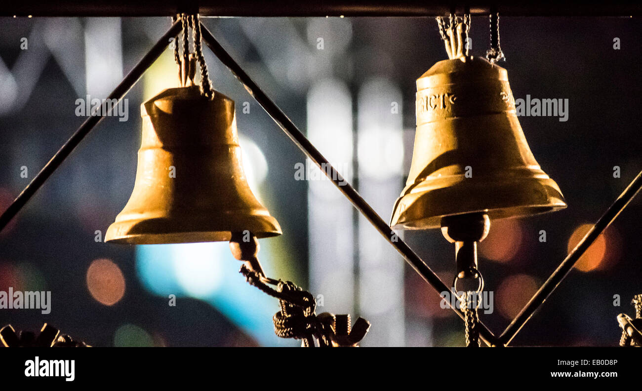 Kiev, Ukraine. 22nd November, 2014. Ringing the bells near the Memorial ...