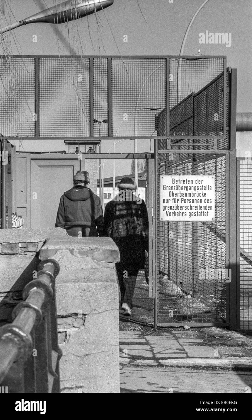 Border crossing point hi-res stock photography and images - Alamy