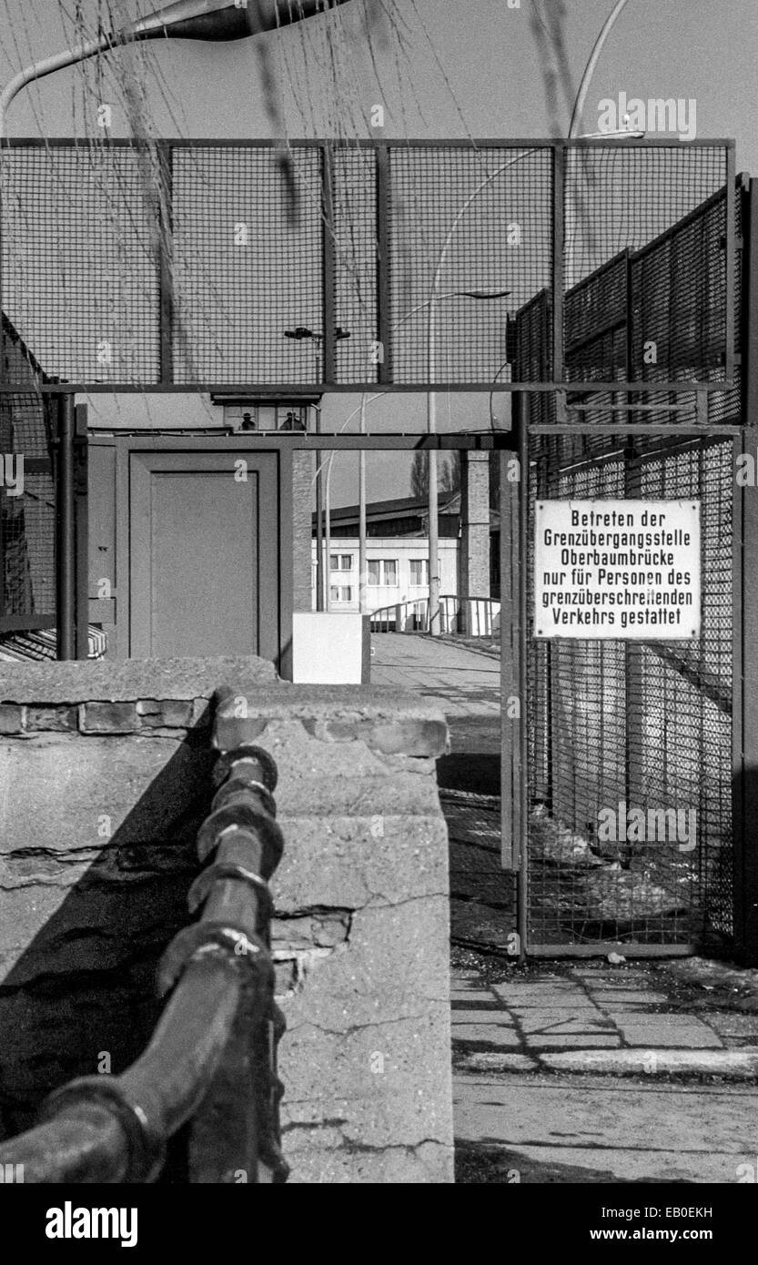 Border crossing point hi-res stock photography and images - Alamy