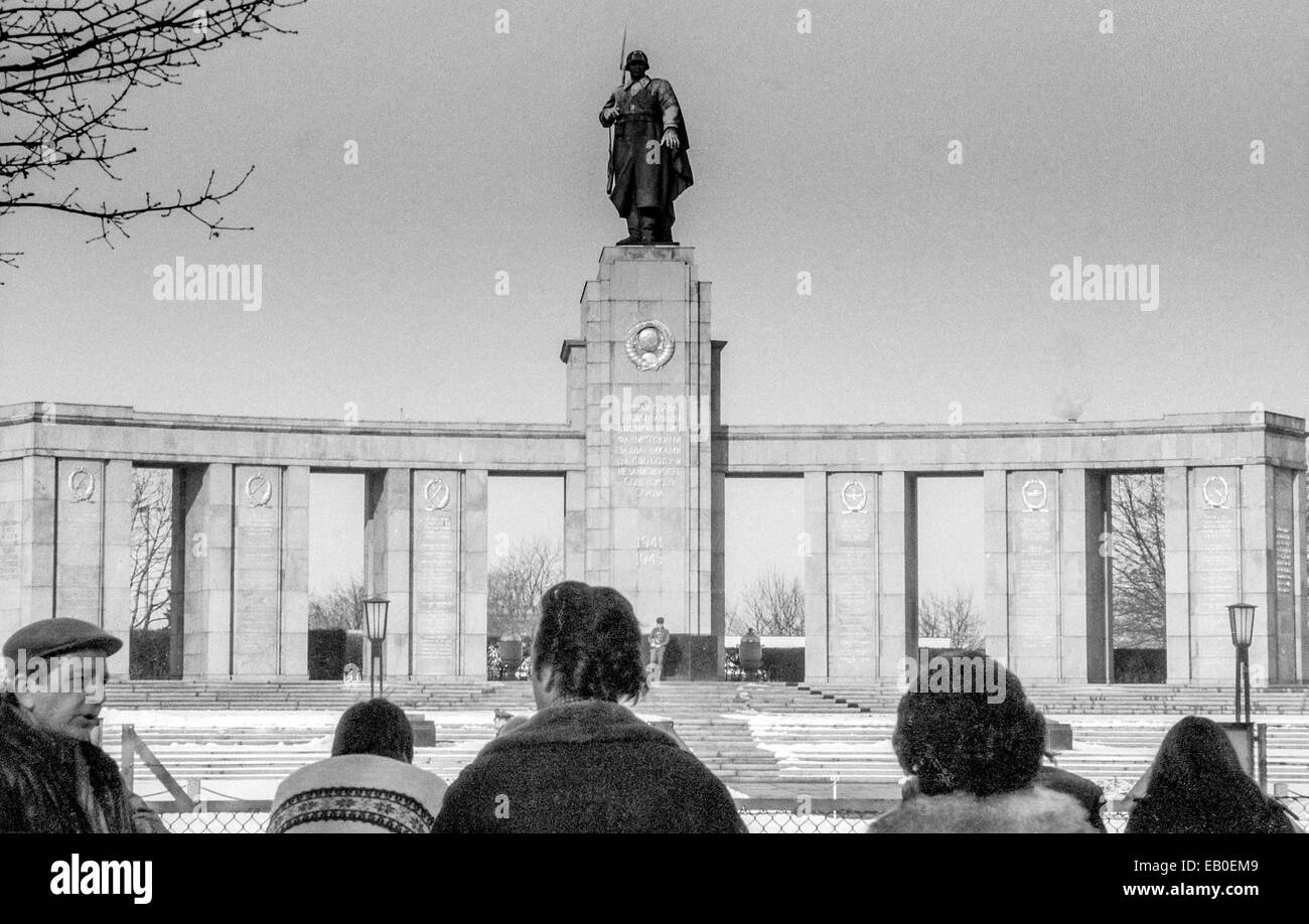 The Soviet War Memorial in West Berlin in 1981 Stock Photo - Alamy