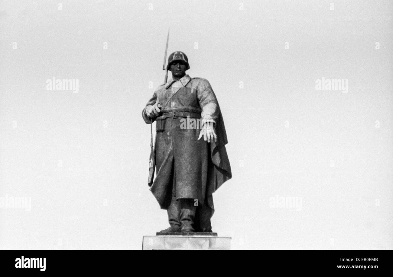 The Soviet War Memorial in West Berlin in 1981 Stock Photo - Alamy