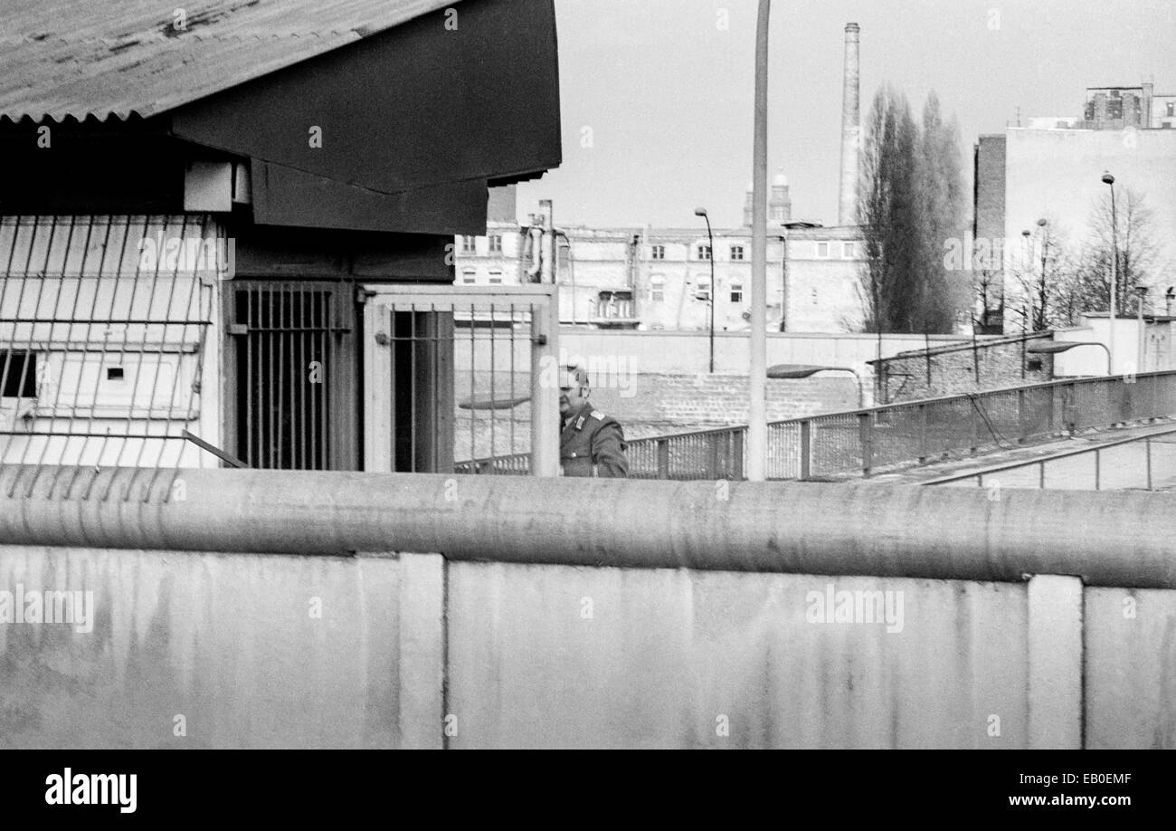 A Border official on the Eastern side of the Berlin Wall in 1981 Stock ...