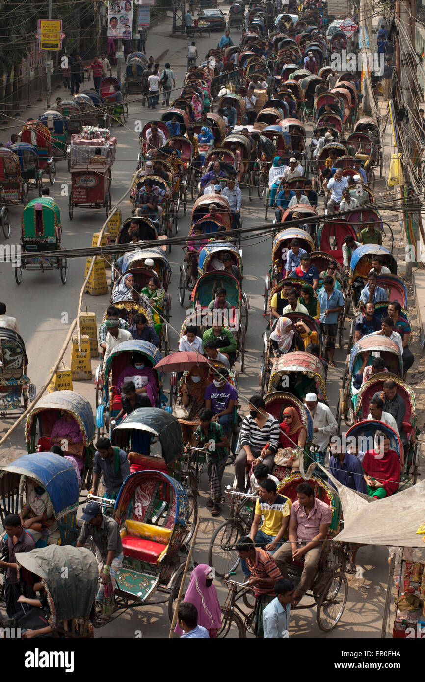 Dhaka,Bangladesh. 23rd November, 2014. A busy Rickshaw way in Dhaka ...