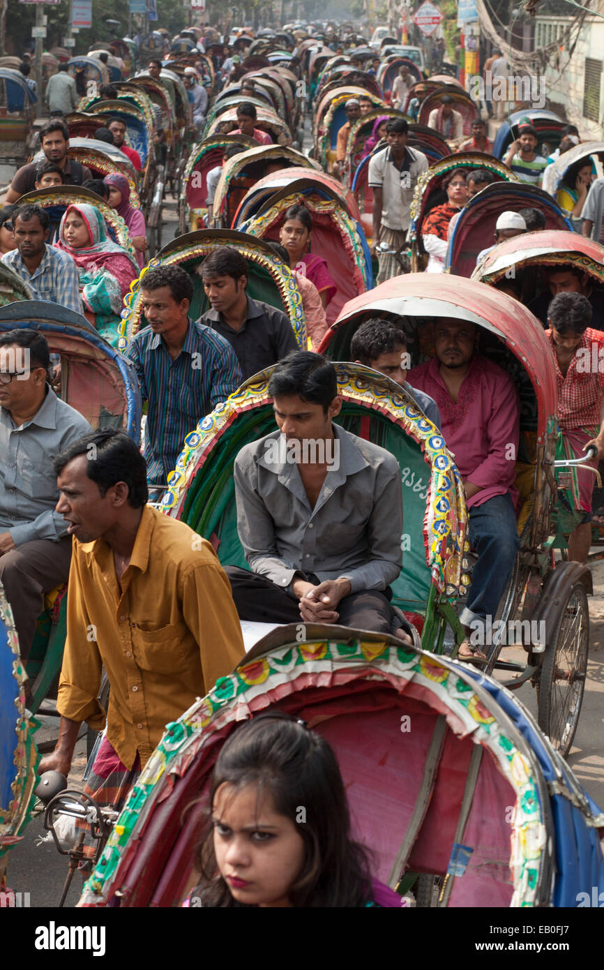 Dhaka,Bangladesh. 23rd November, 2014. A busy Rickshaw way in Dhaka ...
