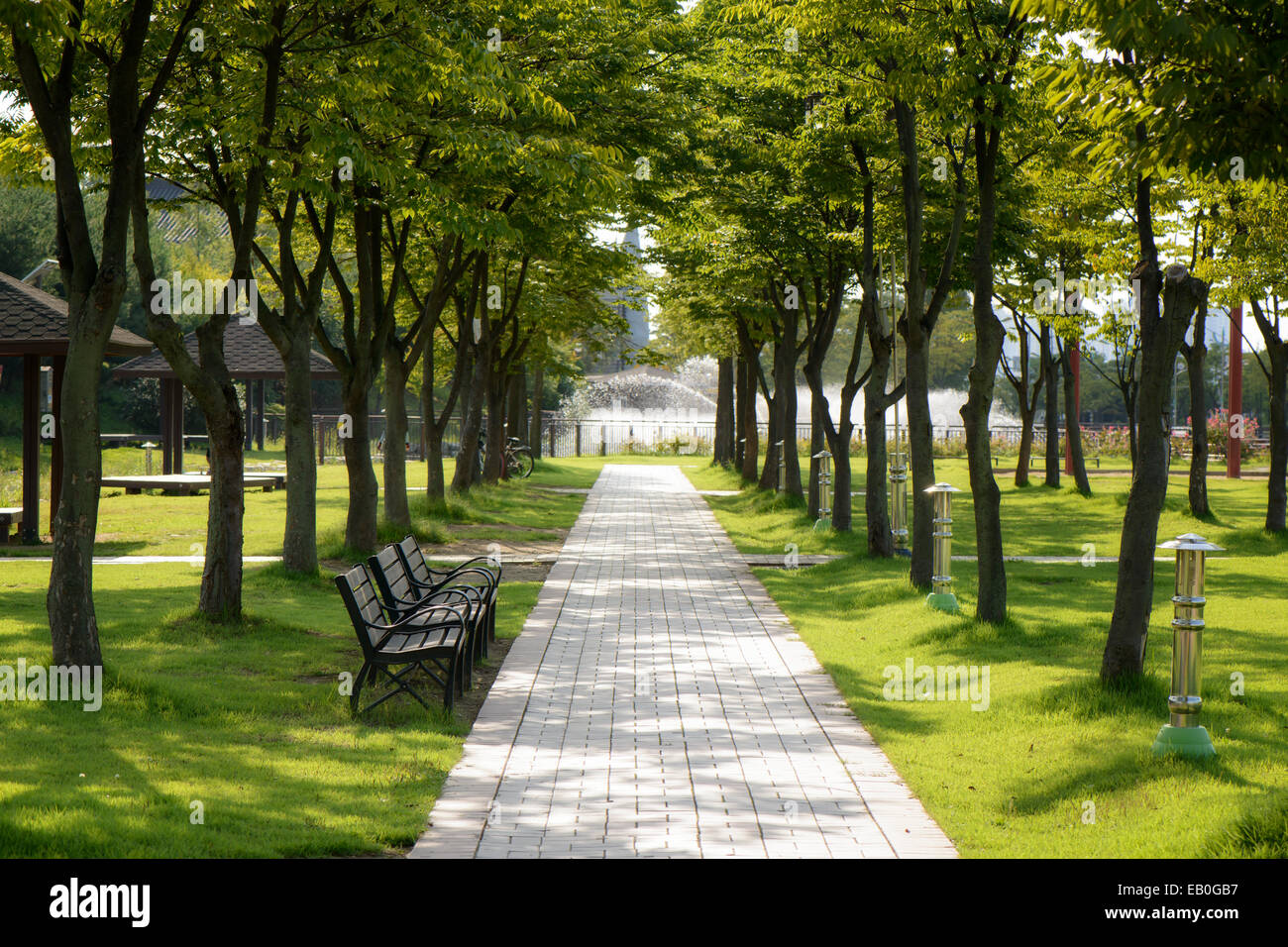 Empty bench hi-res stock photography and images - Alamy