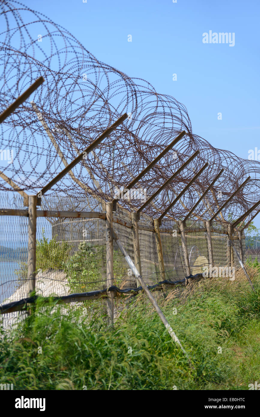 Rusty fence barbed wire hi-res stock photography and images - Alamy