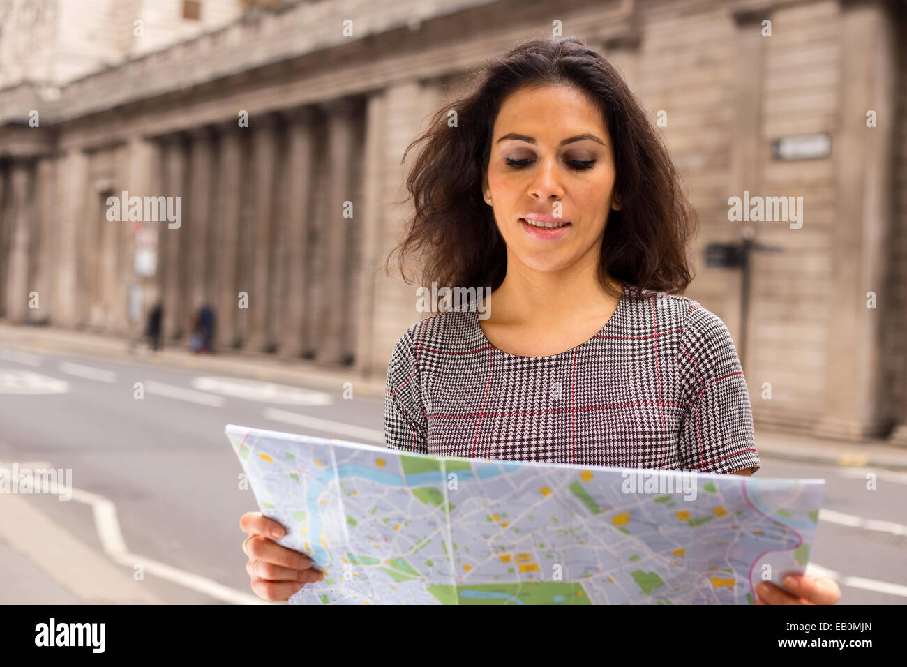 young woman reading a map in the city Stock Photo - Alamy