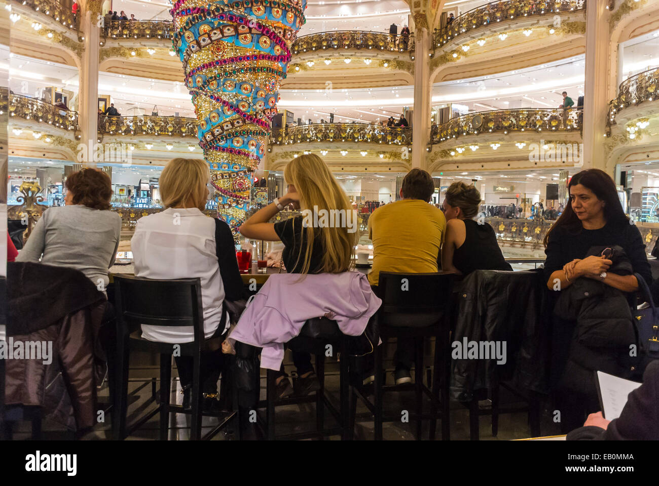Pub bar counter busy High Resolution Stock Photography and Images - Alamy