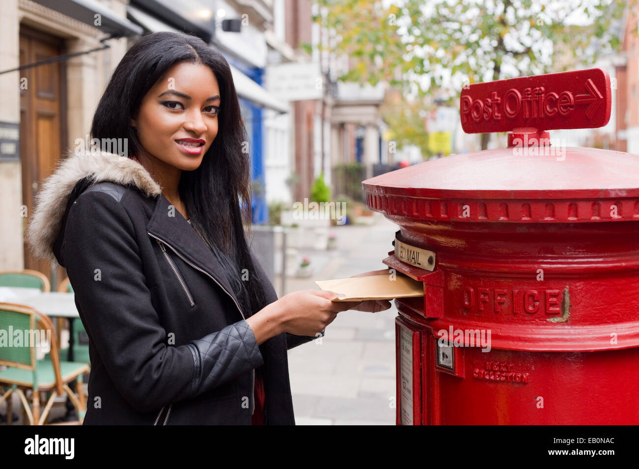 Posting a parcel hi-res stock photography and images - Alamy