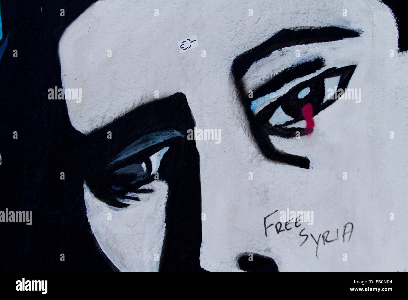 Street art face hi-res stock photography and images - Alamy