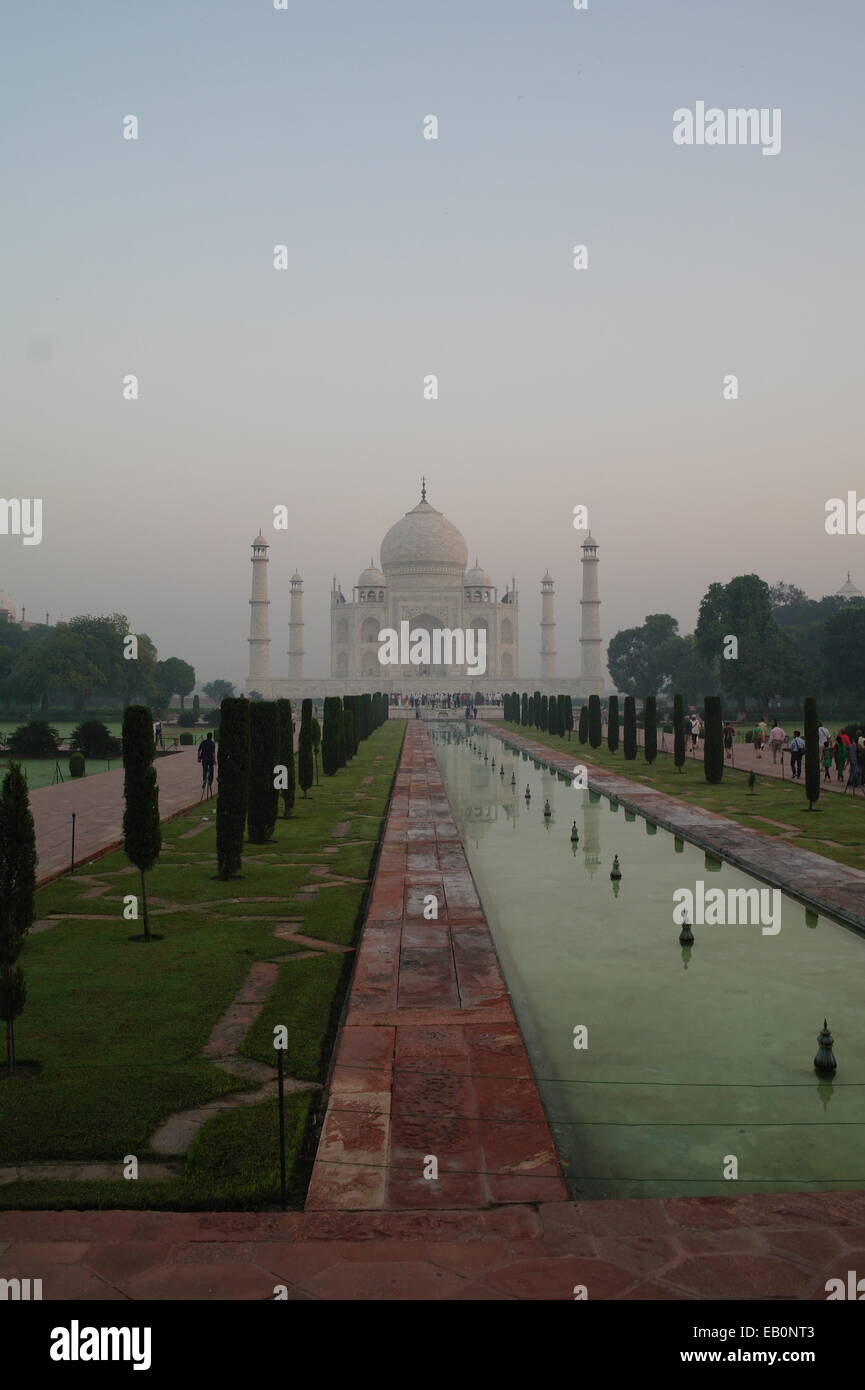 Taj mahal at an angle hi-res stock photography and images - Alamy