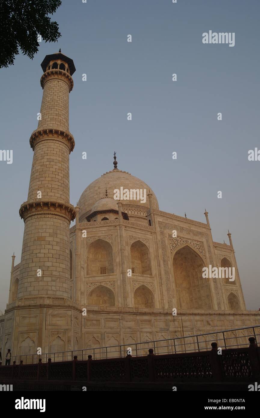 Taj mahal at an angle hi-res stock photography and images - Alamy
