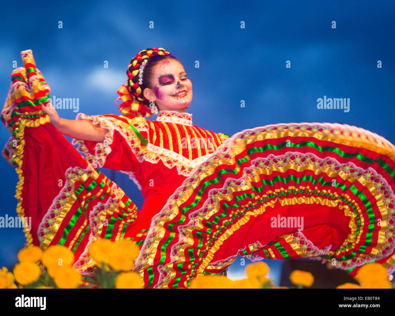Traditional Mexican dancer perform at the Dia De Los Muertos ...