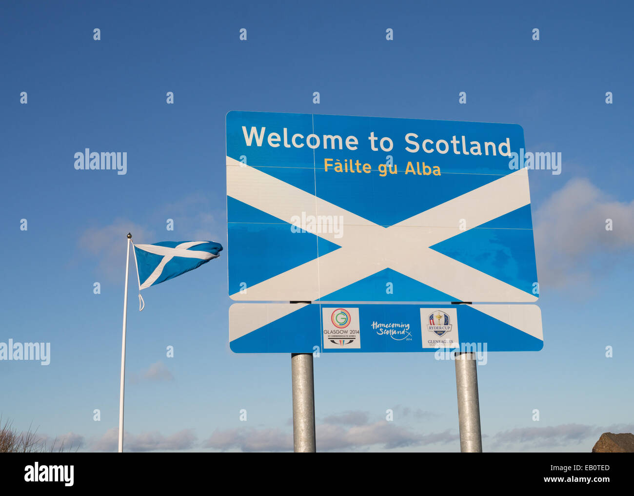Welcome scotland road sign scotland england hi-res stock photography ...