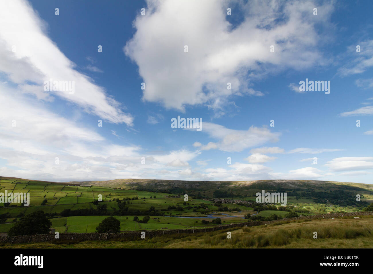 Reeth and the River Swale with Fremington Edge behind Stock Photo - Alamy