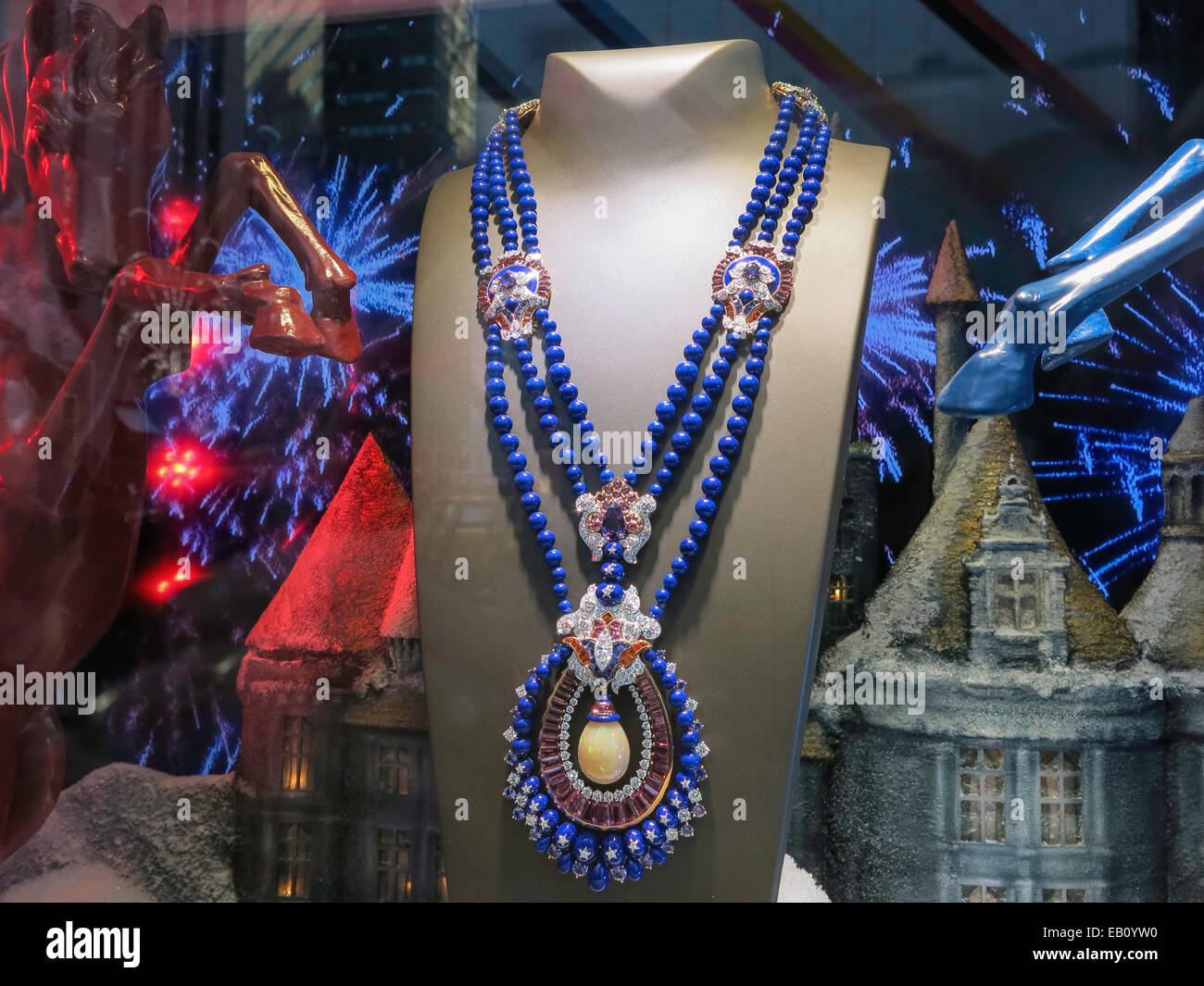 Van Cleef & Arpels Jewelry Store Window, NYC Stock Photo - Alamy