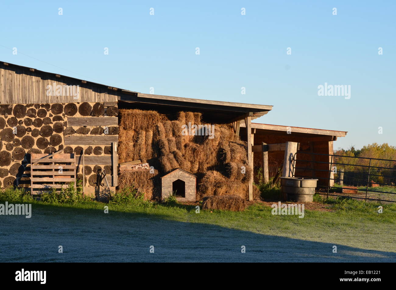 Straw shed hi-res stock photography and images - Alamy