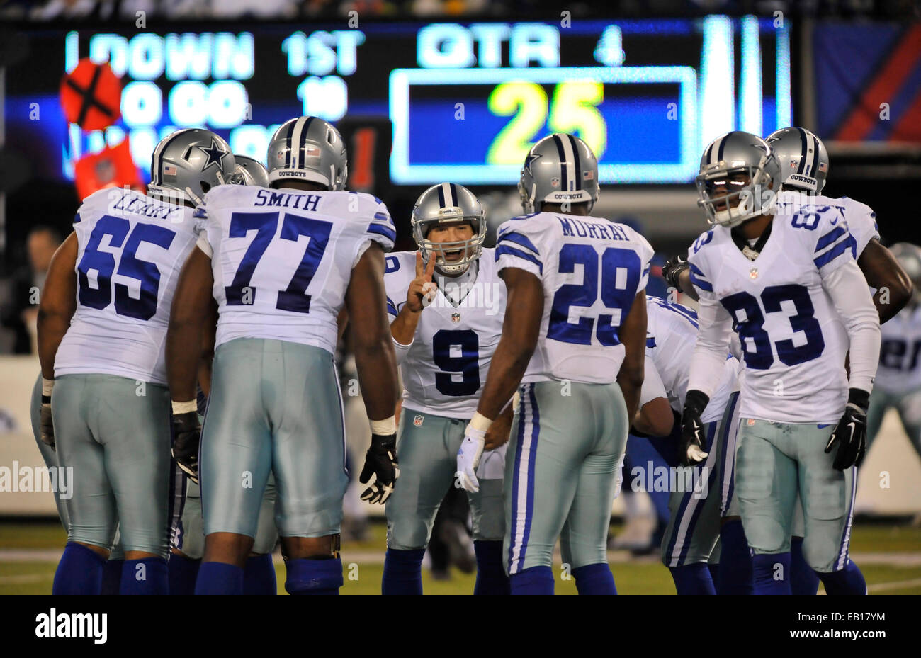 Dallas cowboys huddle hi-res stock photography and images - Alamy