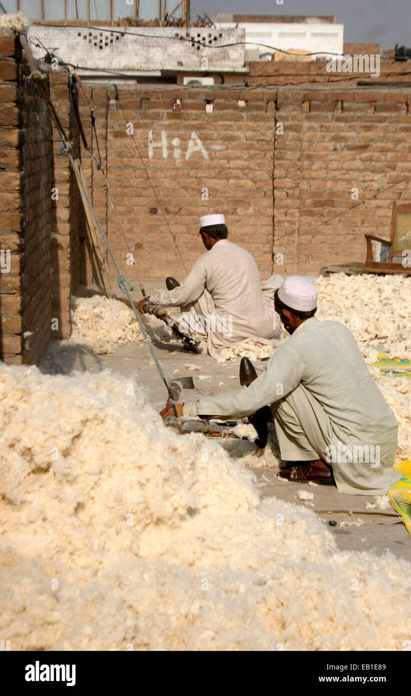 Pakistani workers hi-res stock photography and images - Alamy