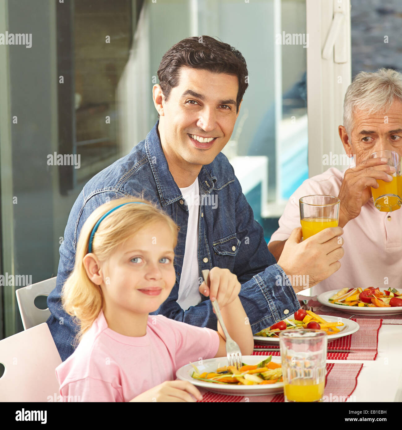 Family eating lunch at home hi-res stock photography and images - Alamy
