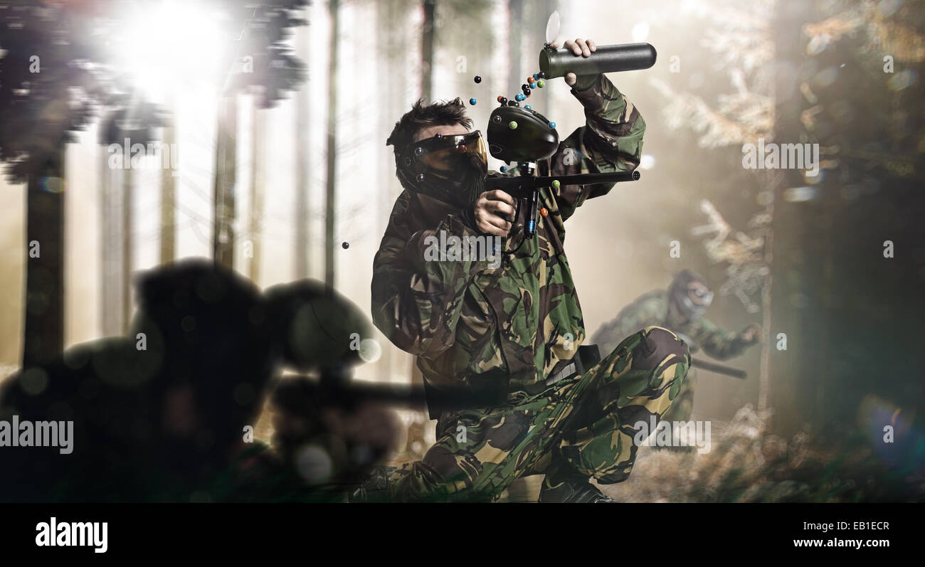 Paintball teamwork hi-res stock photography and images - Alamy