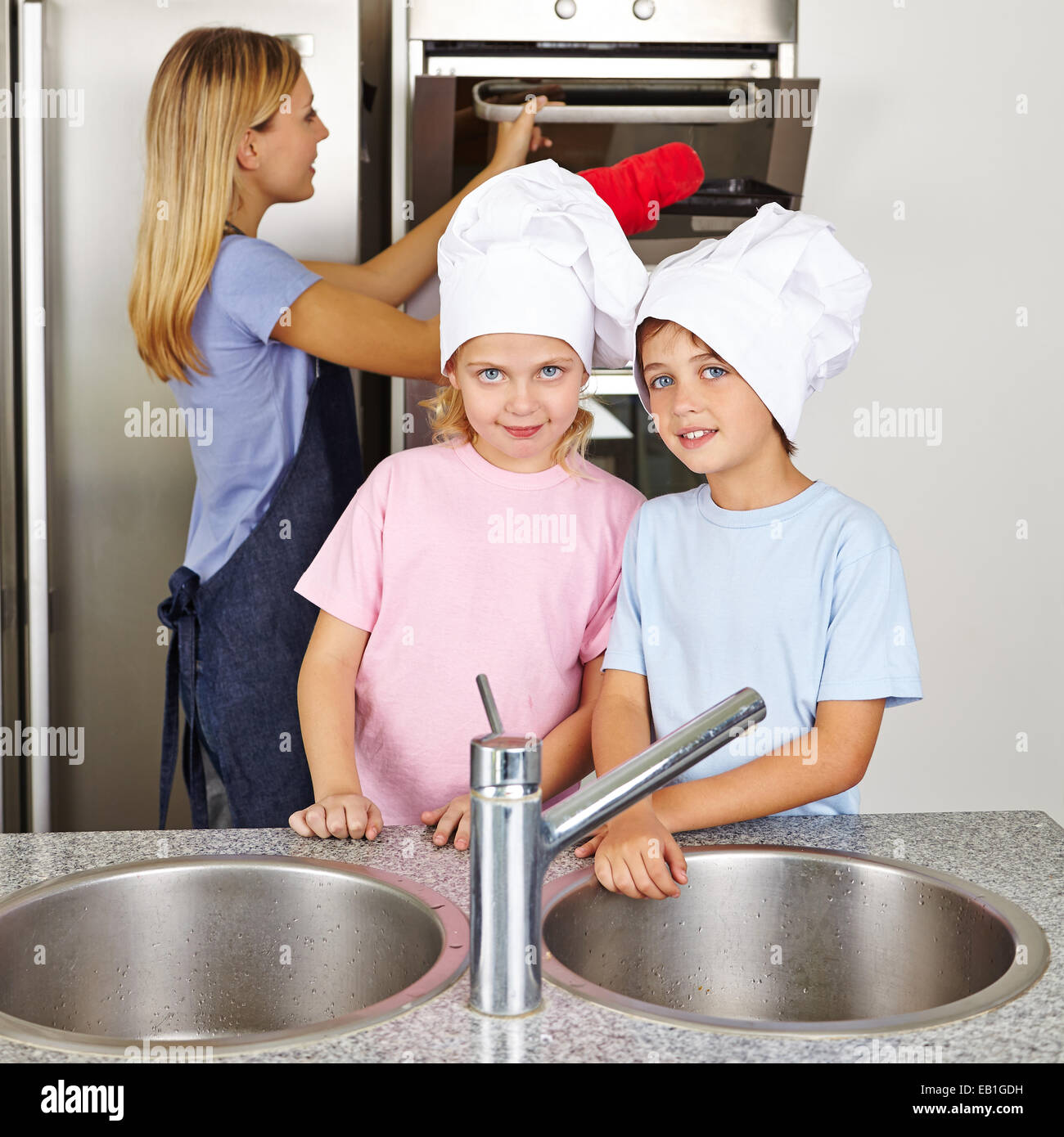 Parents and kids cooking in kitchen hi-res stock photography and images ...