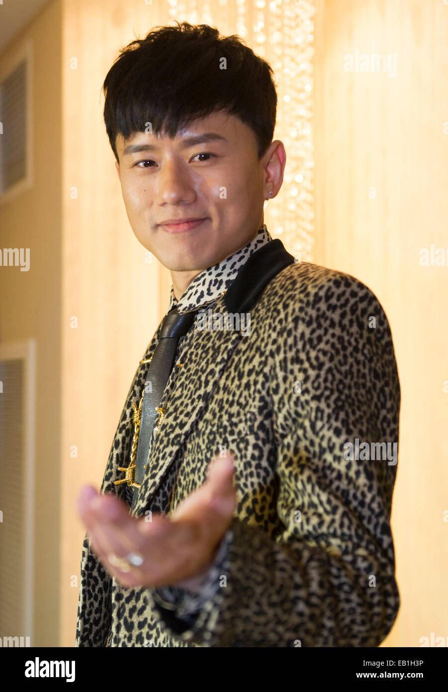 (141124) -- LOS ANGELES , Nov. 24, 2014 (Xinhua) -- Chinese singer ...