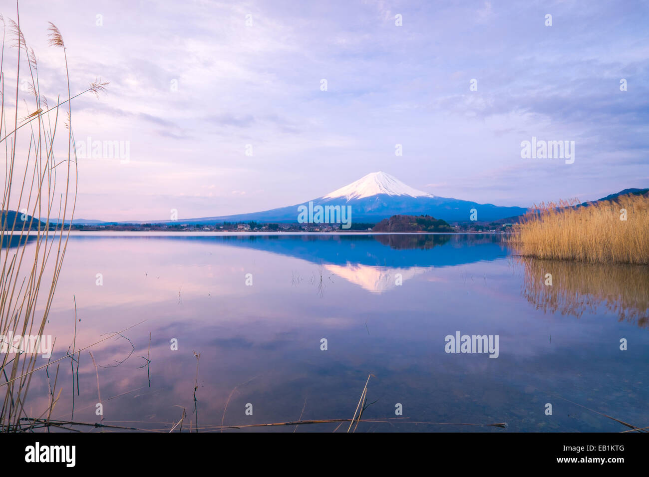 The beautiful mount Fuji in Japan at sunrise Stock Photo - Alamy