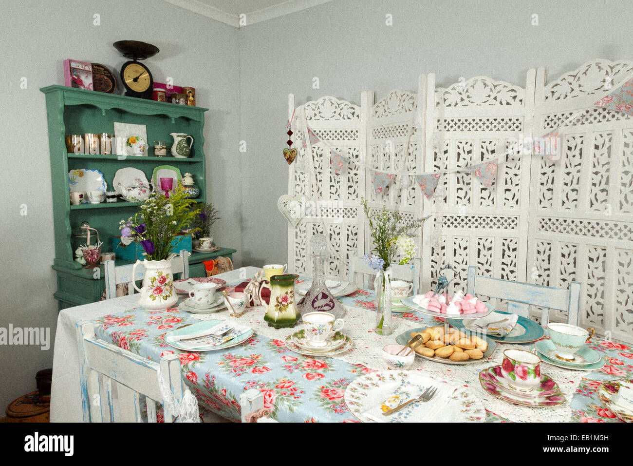 Set plates hi-res stock photography and images - Alamy