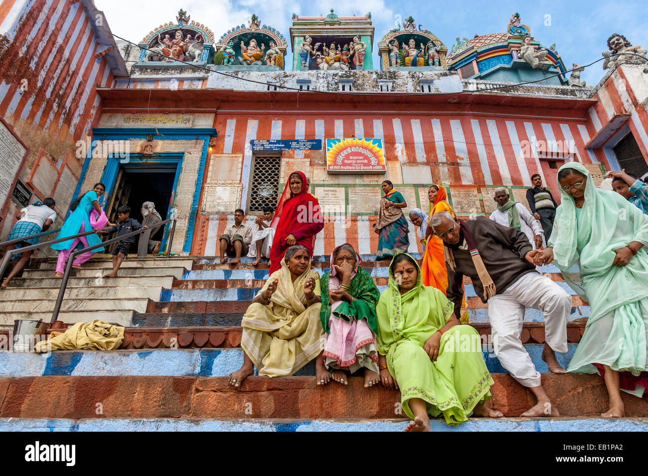 Indian men sitting on ghats varanasi hi-res stock photography and ...