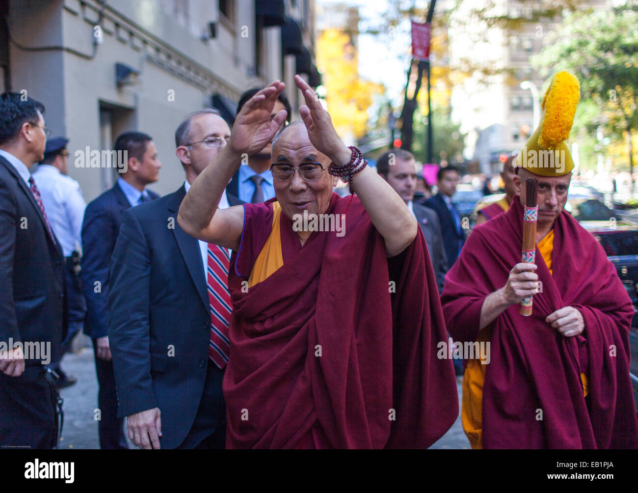 The Dalai Lama waves goodbye to followers outside the Beacon Theater in ...