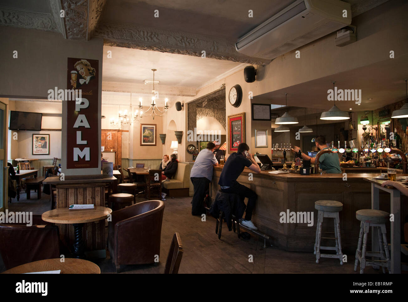 Charming pub london hi-res stock photography and images - Alamy