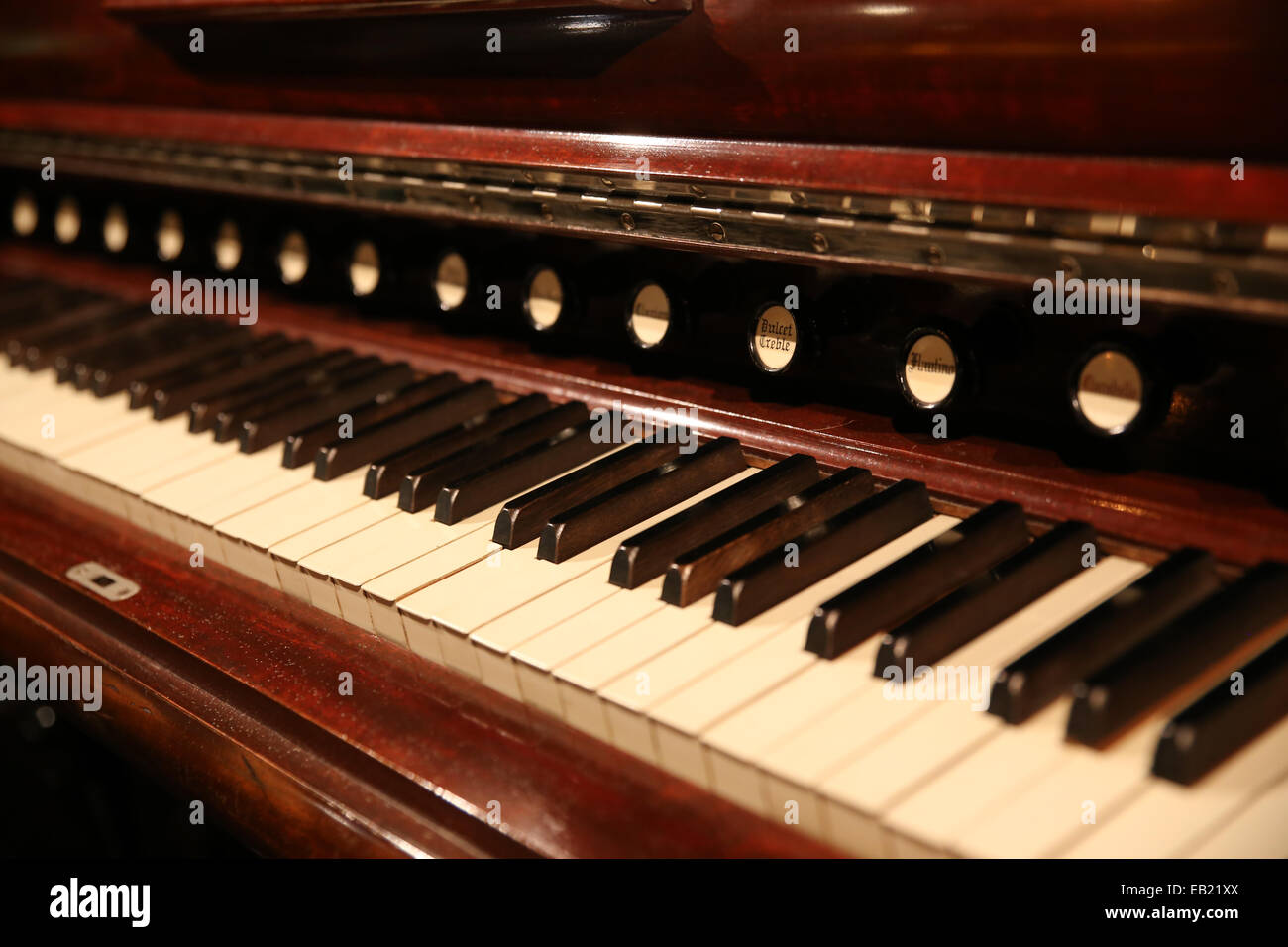 Vintage piano hi-res stock photography and images - Alamy
