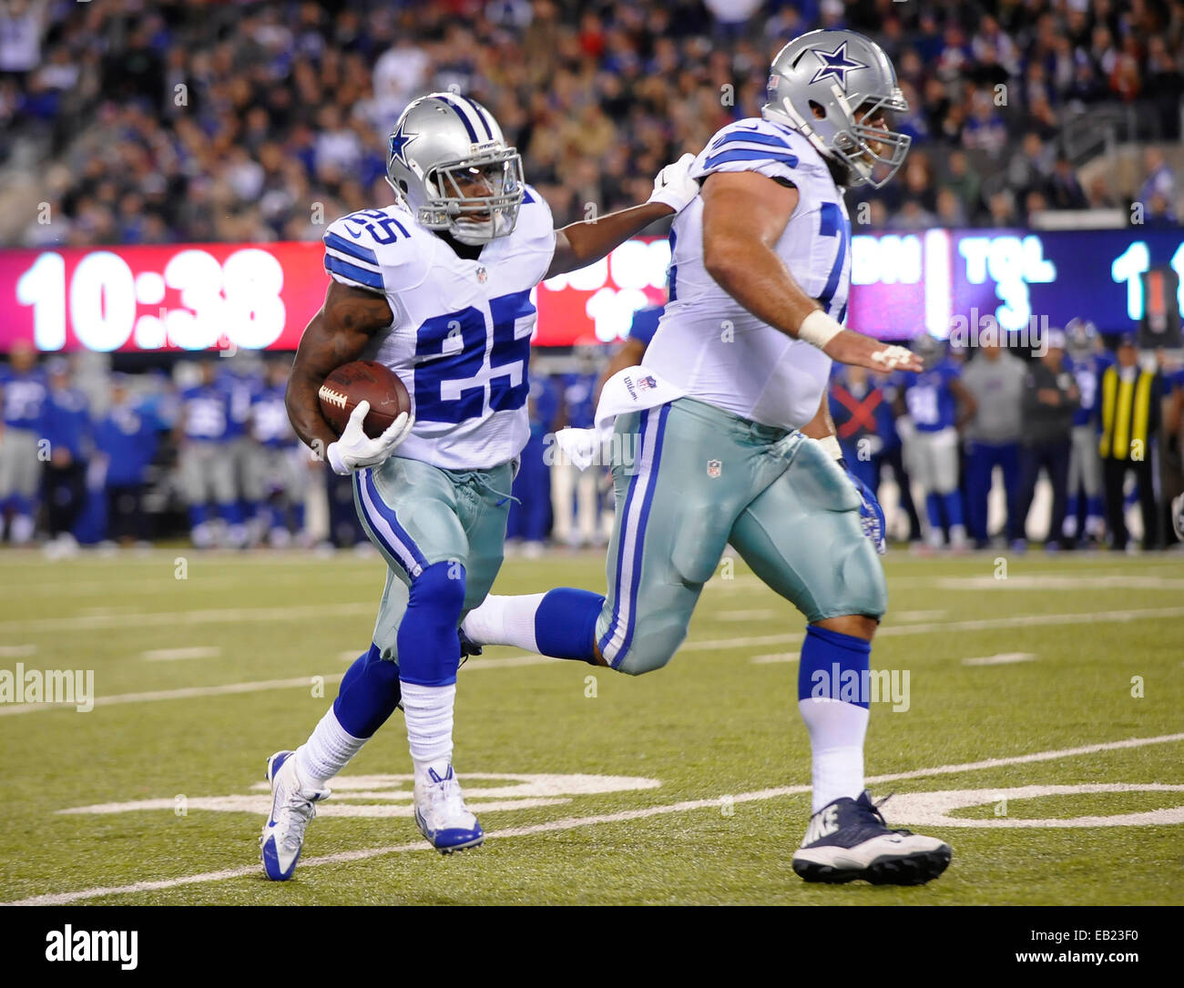 Running back with blocker hi-res stock photography and images - Alamy