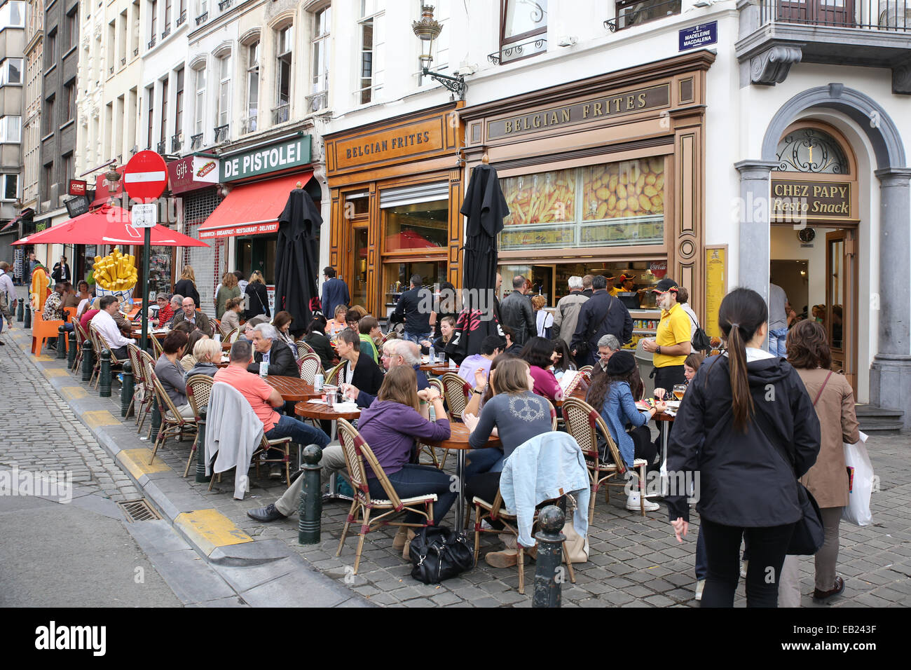 people eating outdoor patio europe brussels belgium Stock Photo - Alamy