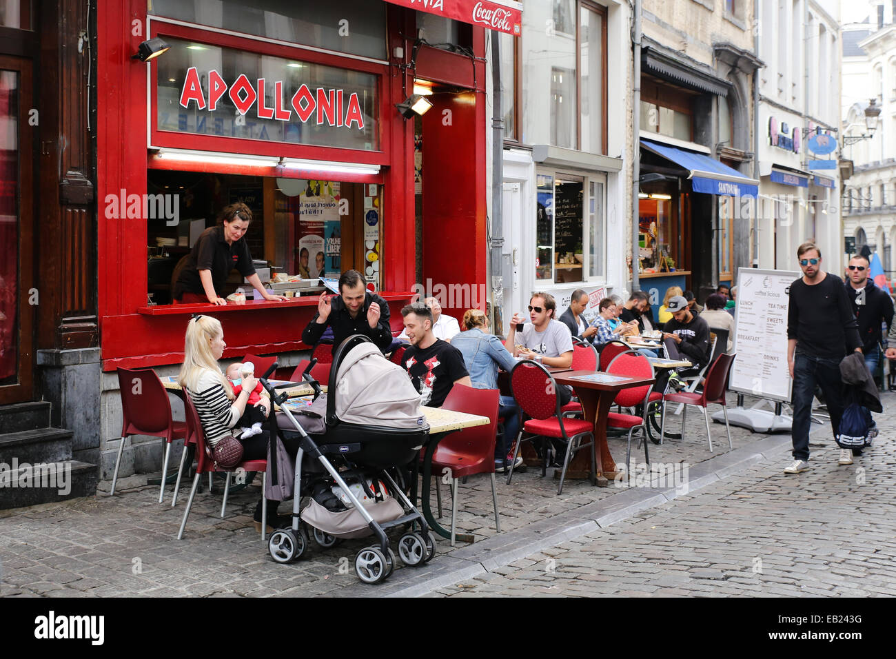 brussels street patio restaurant people eating Stock Photo - Alamy