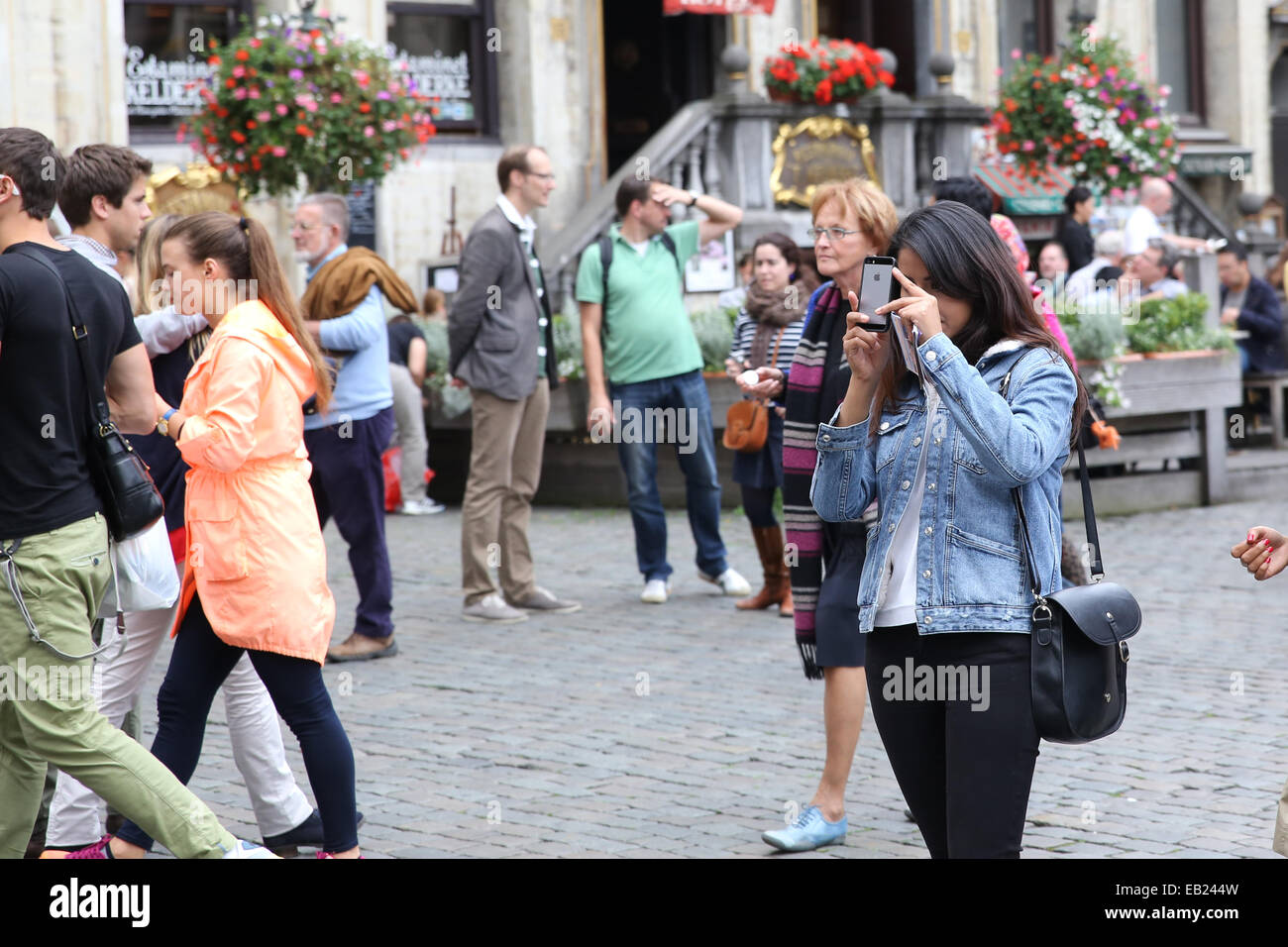 Taking picture woman hi-res stock photography and images - Alamy