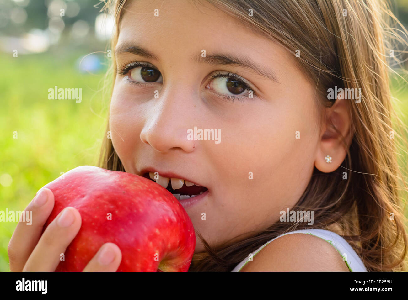 Girl child eating apple hi-res stock photography and images - Alamy