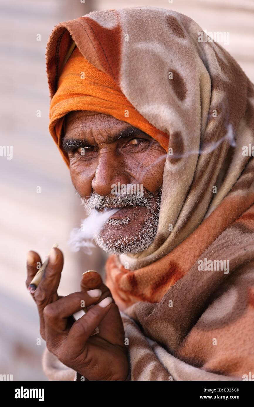 Man smoking bidi hi-res stock photography and images - Alamy