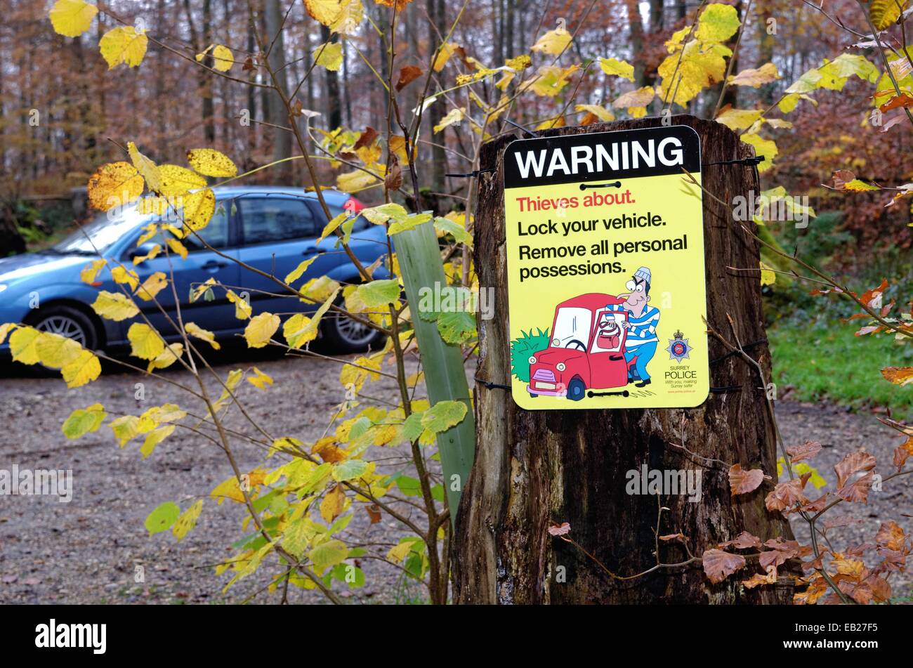 Warning sign about thieves in countryside car park Stock Photo - Alamy