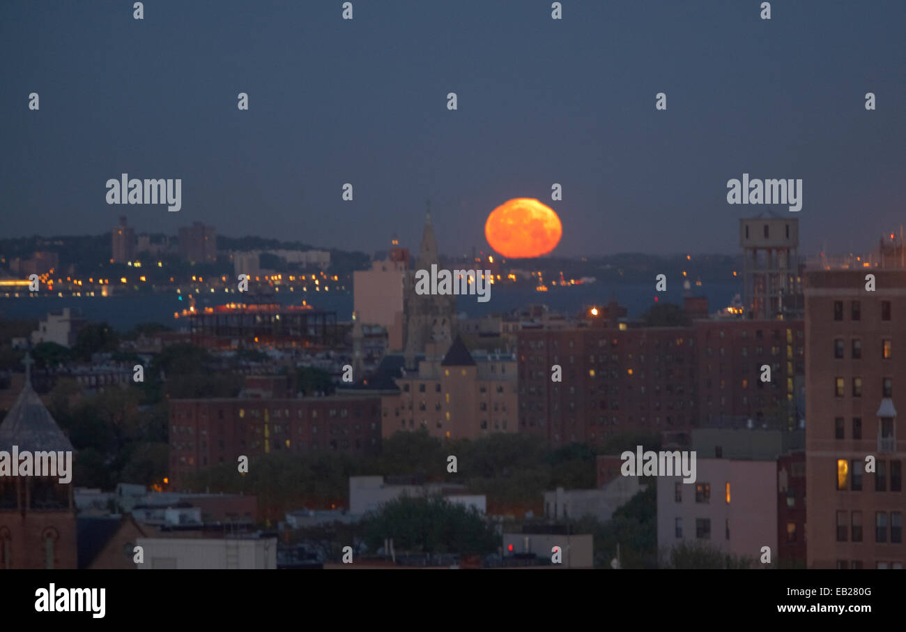 moon setting over Staten Island Stock Photo - Alamy