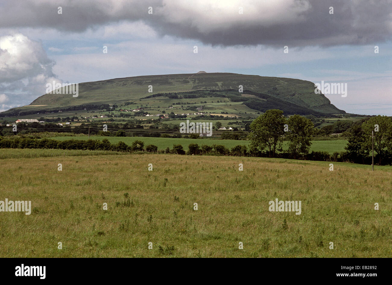 KNOCKNAREA HILL, COUNTY SLIGO, IRELAND, WHERE QUEEN MAEVE'S BURIAL TOMB ...