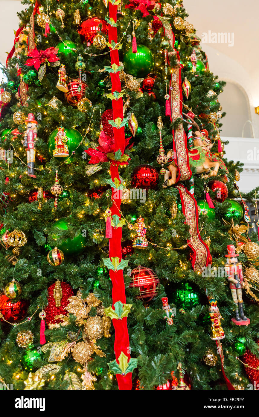 Large decorated evergreen tree hi-res stock photography and images - Alamy