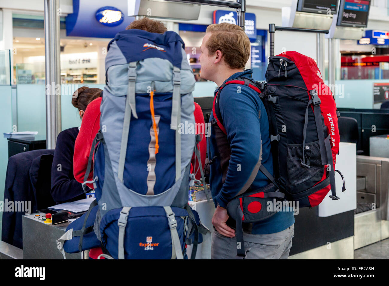 Backpackers backpacker travellers hi-res stock photography and images ...